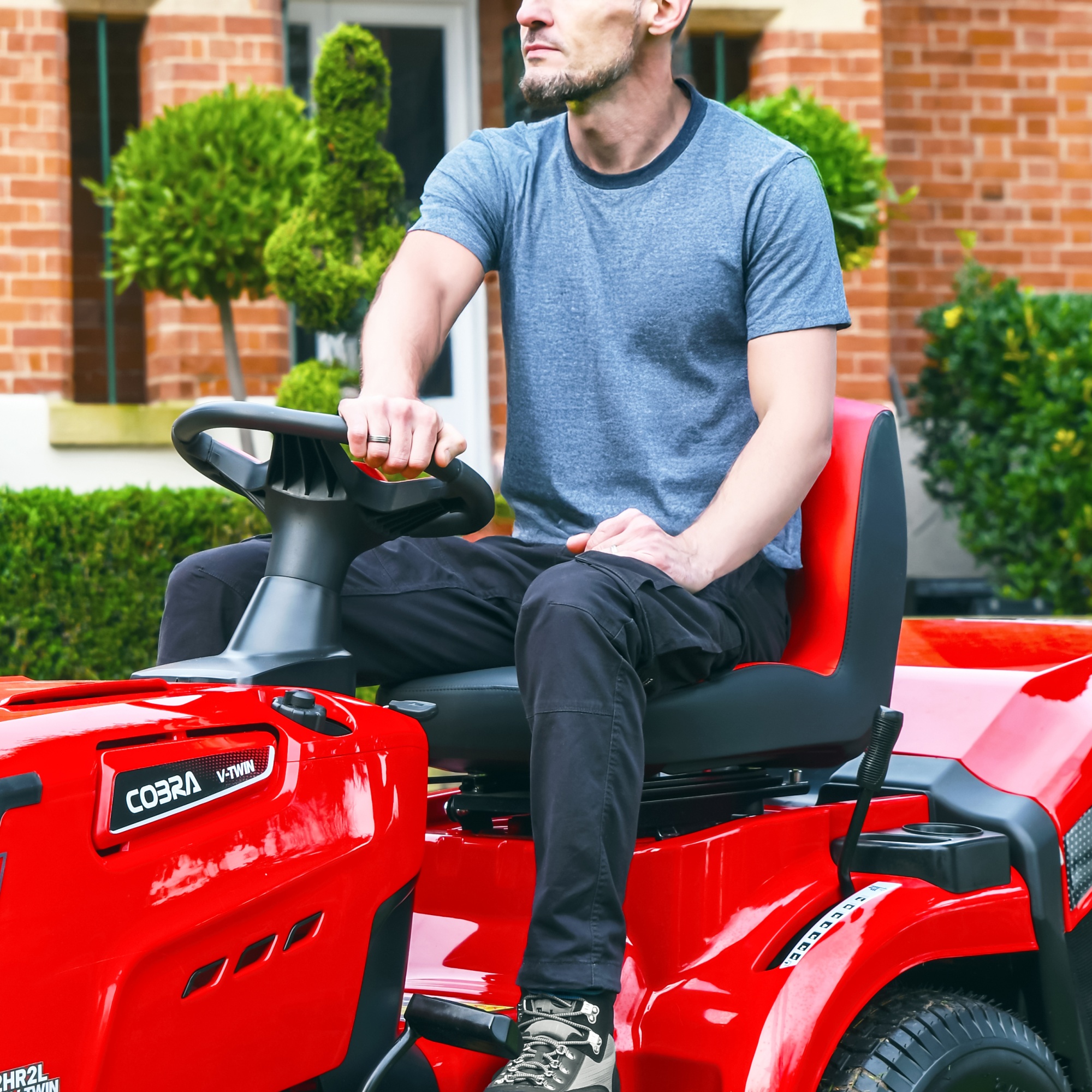 Cobra LT112HR2L 112cm Loncin Powered Lawn Tractor with V-Twin Engine ...